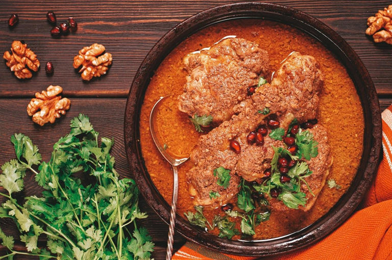 Pollo fesenjan, una receta tradicional de la cocina iraní