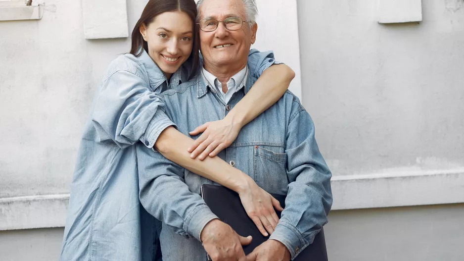 Potkala jsem tchána s mladou ženou a netuším, jak s tím naložit, píše ...