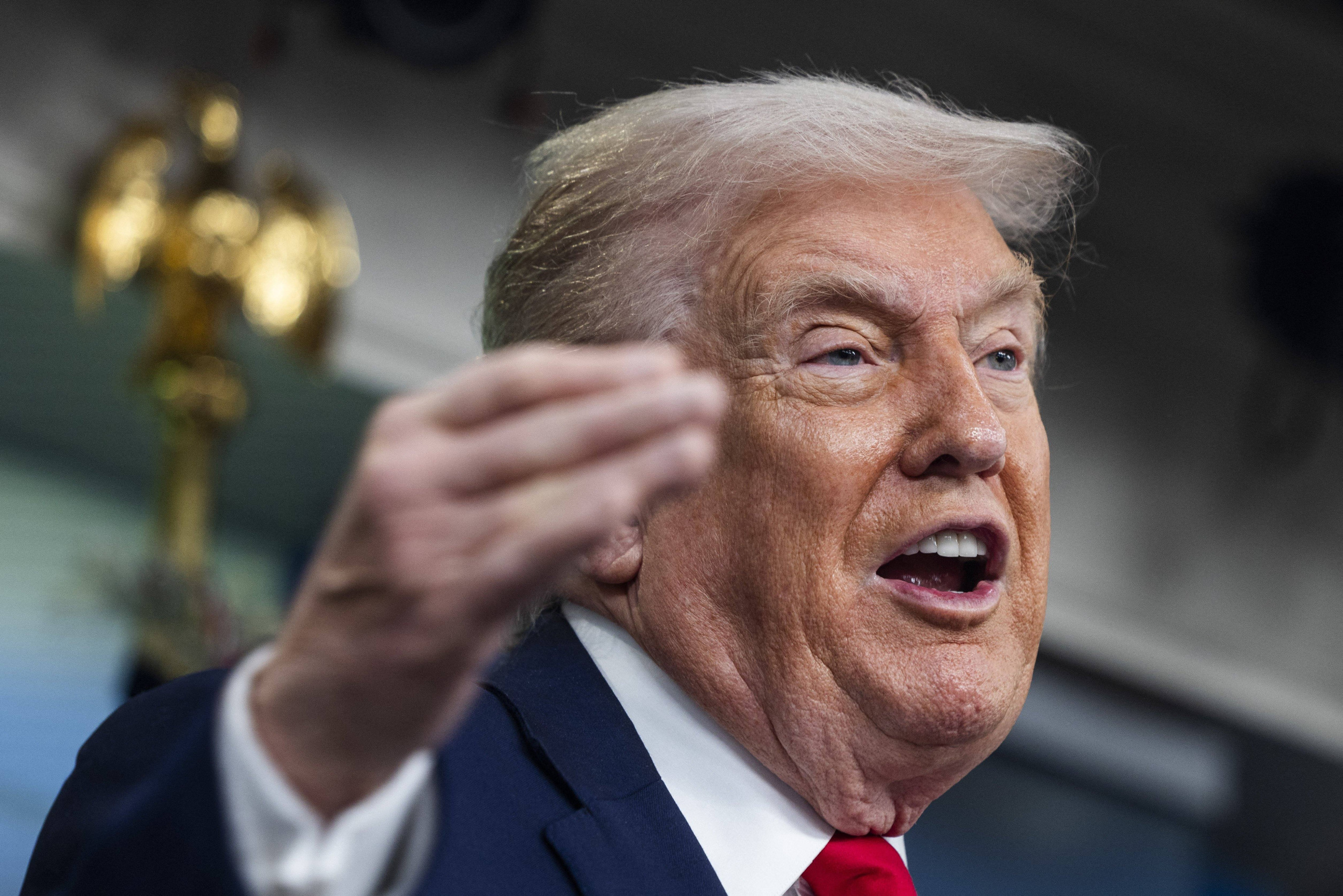 Trump warns of Supreme Court 'mess'