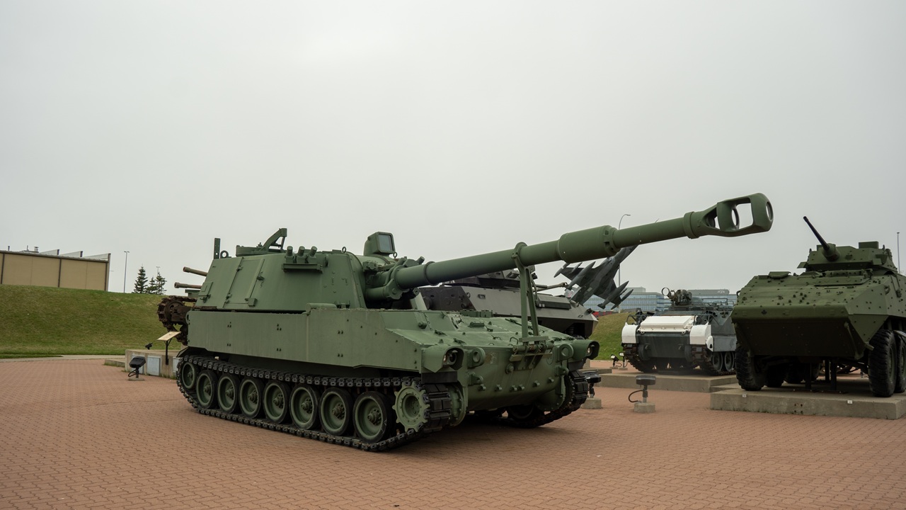 Why is the US Army so interested in self-propelled howitzers?
