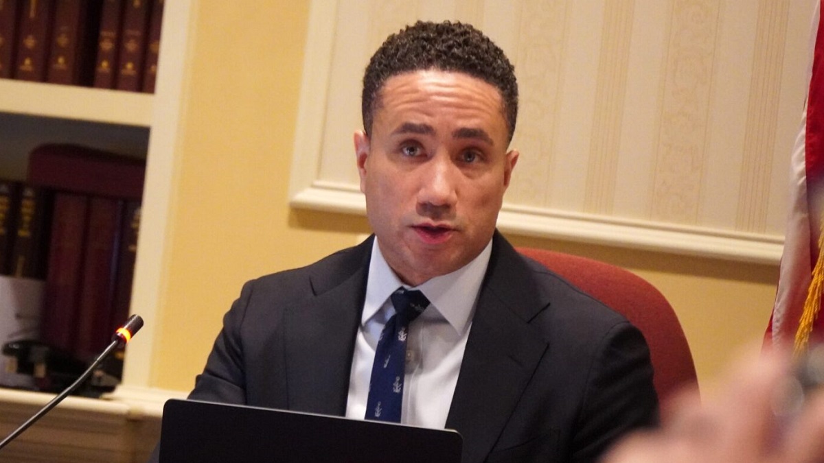 Senate panel advances bills to ban agreements with ICE, face coverings ...