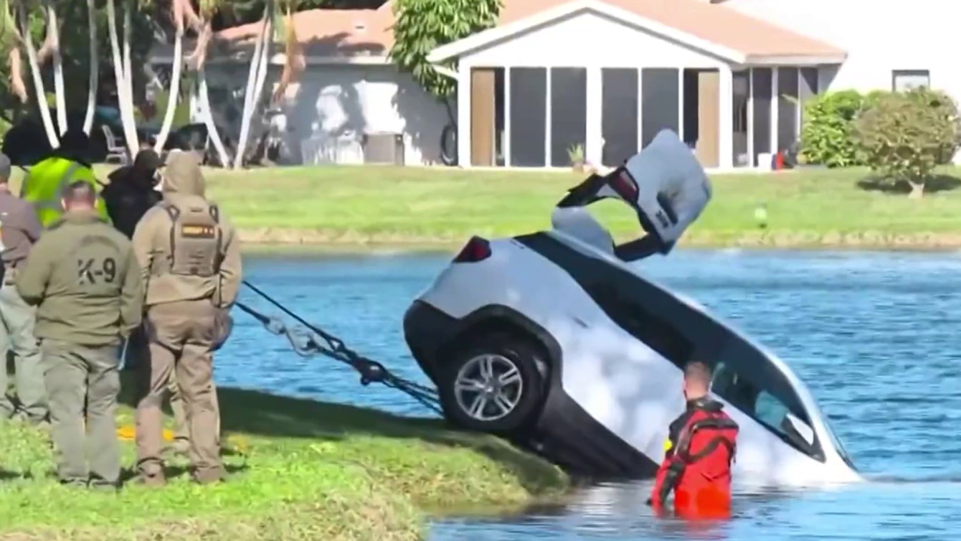 Burglary suspects, including 2 killed after crashing into lake in ...