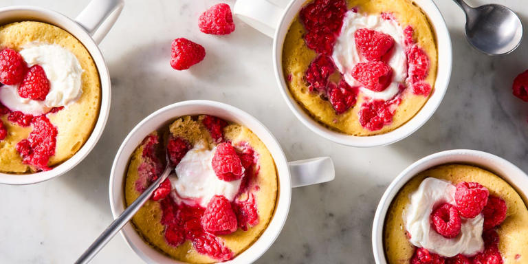 My raspberry mug cake is ready in just 10 minutes—and packs 36 grams of ...