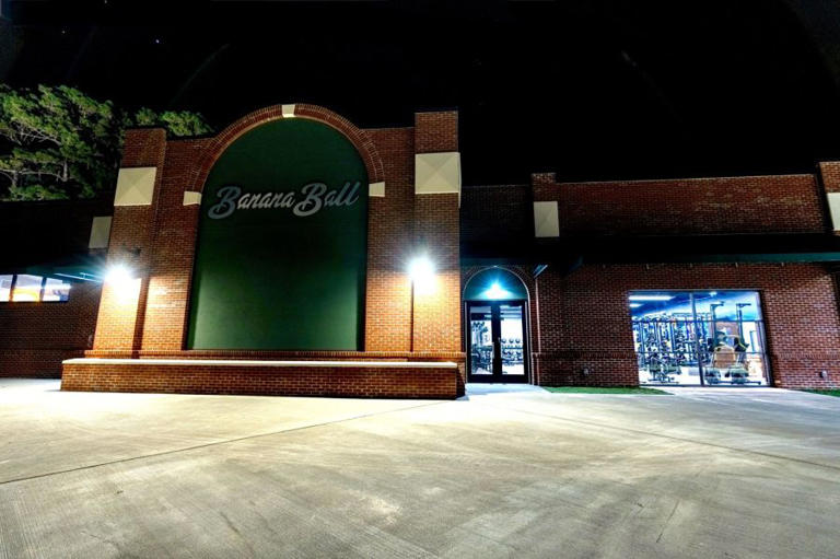 Savannah Bananas unveil new locker room facility