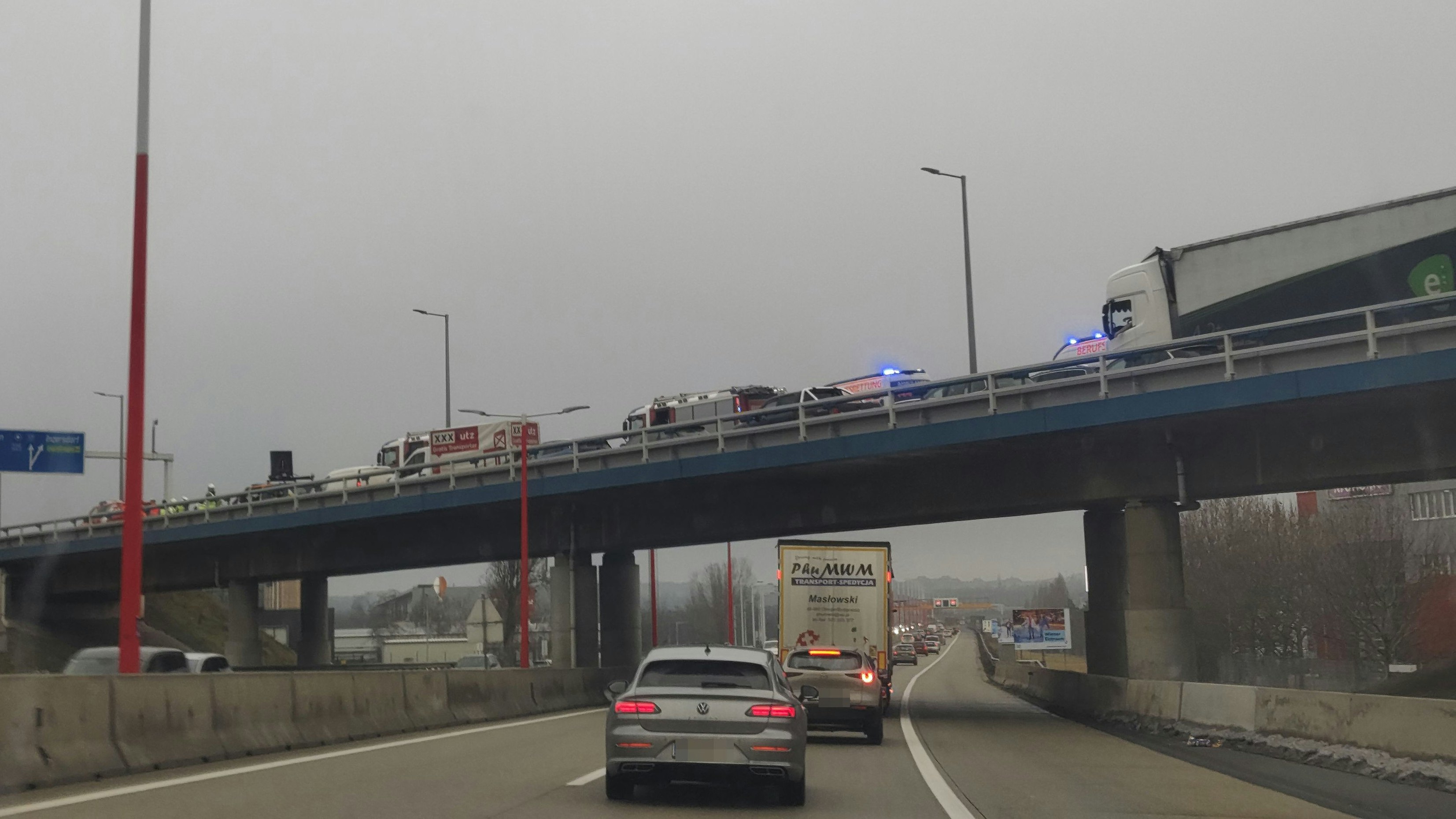 Geisterfahrer-Crash auf A23! Mutter und Sohn verletzt