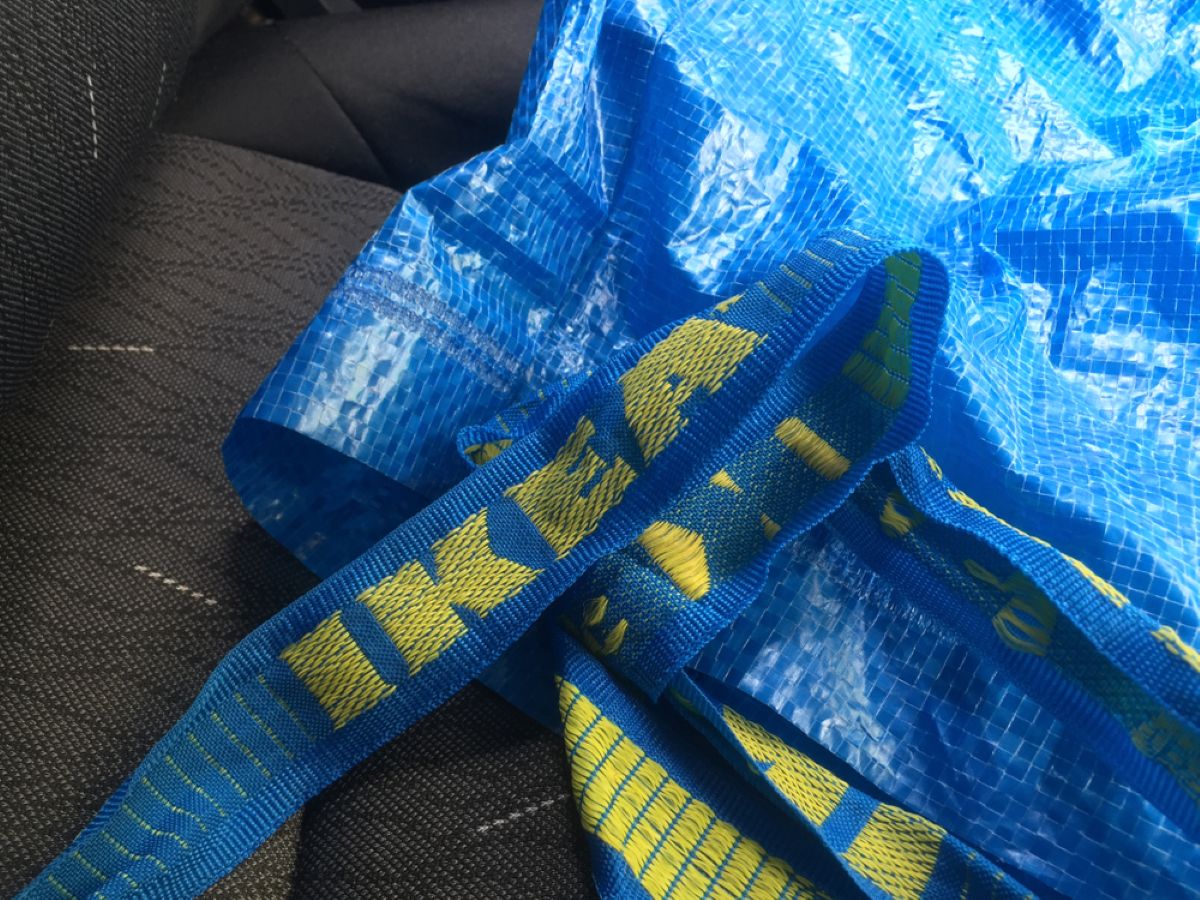 Video – Fine di un’icona: IKEA dice addio alla leggendaria borsa blu FRAKTA