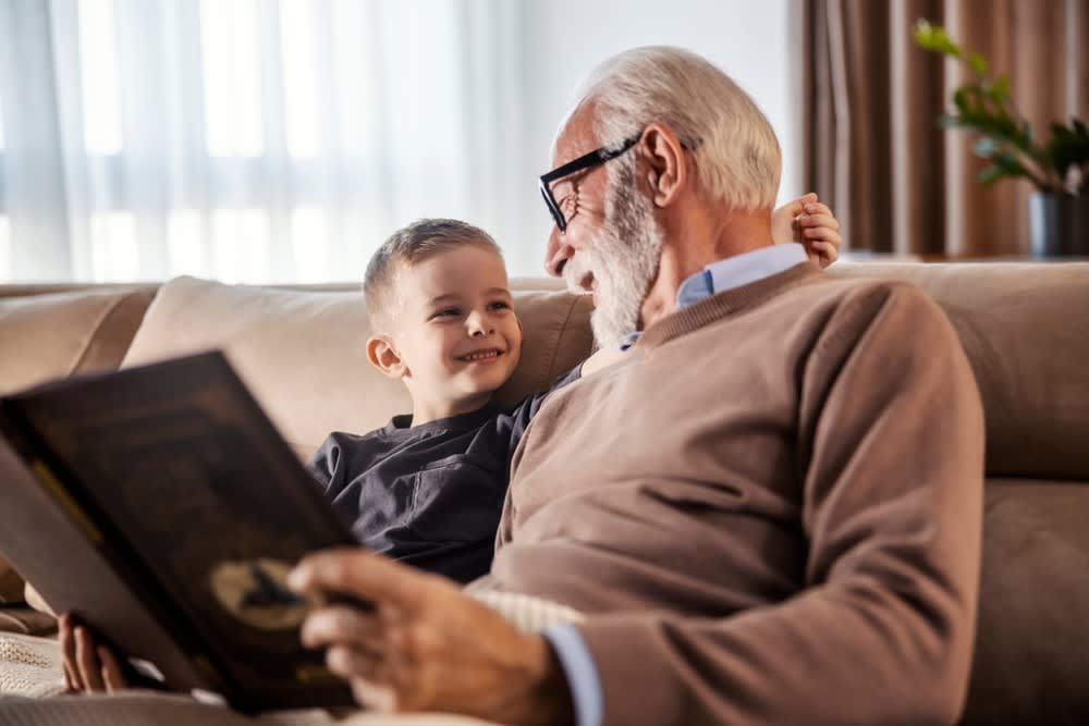 Être grand-parent protège votre cerveau : ce que dit la science