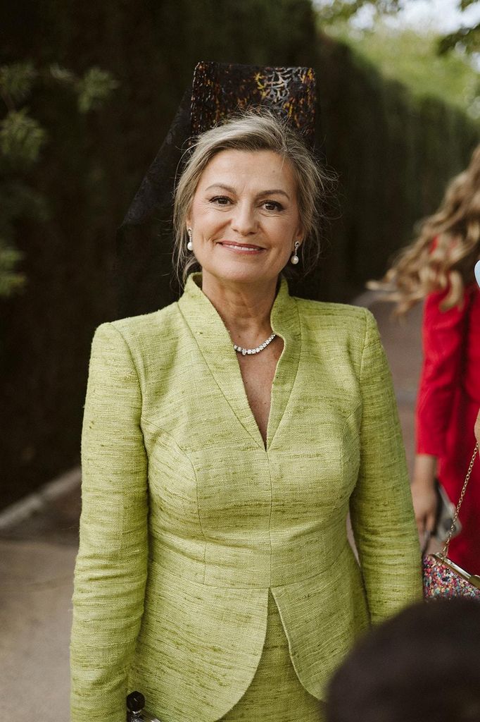 María José, la madrina del vestido verde y la gargantilla de una sola ...