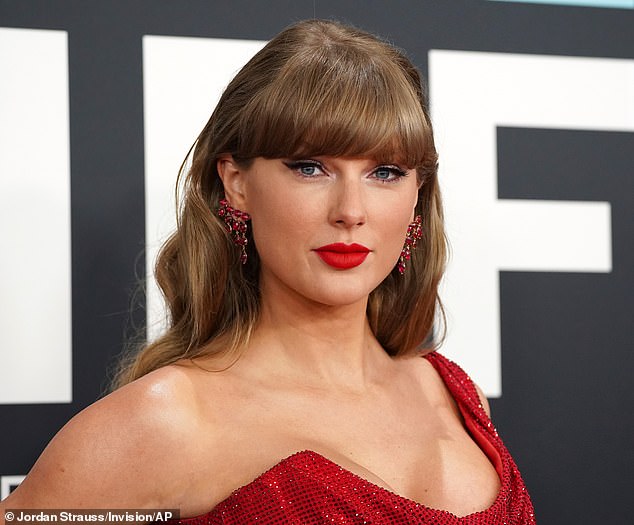 Taylor Swift fans savagely turn on the star for staying quiet over ICE