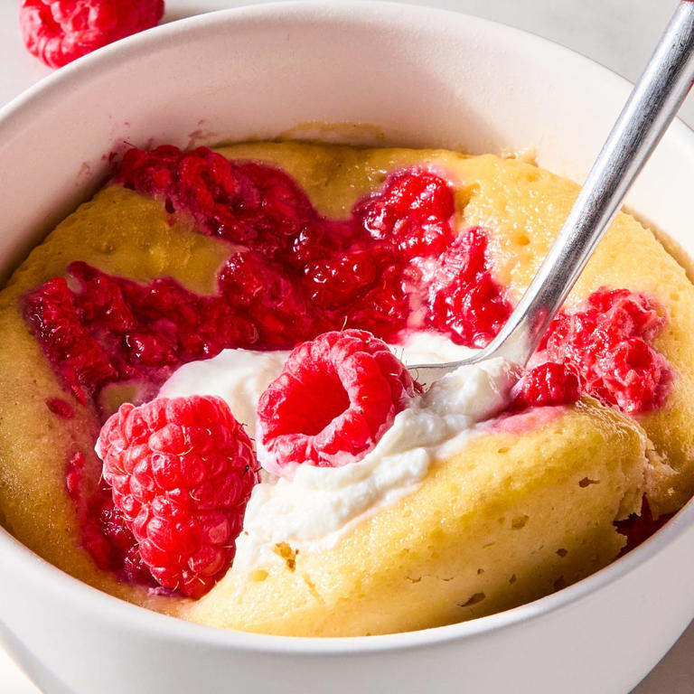 My raspberry mug cake is ready in just 10 minutes—and packs 36 grams of ...