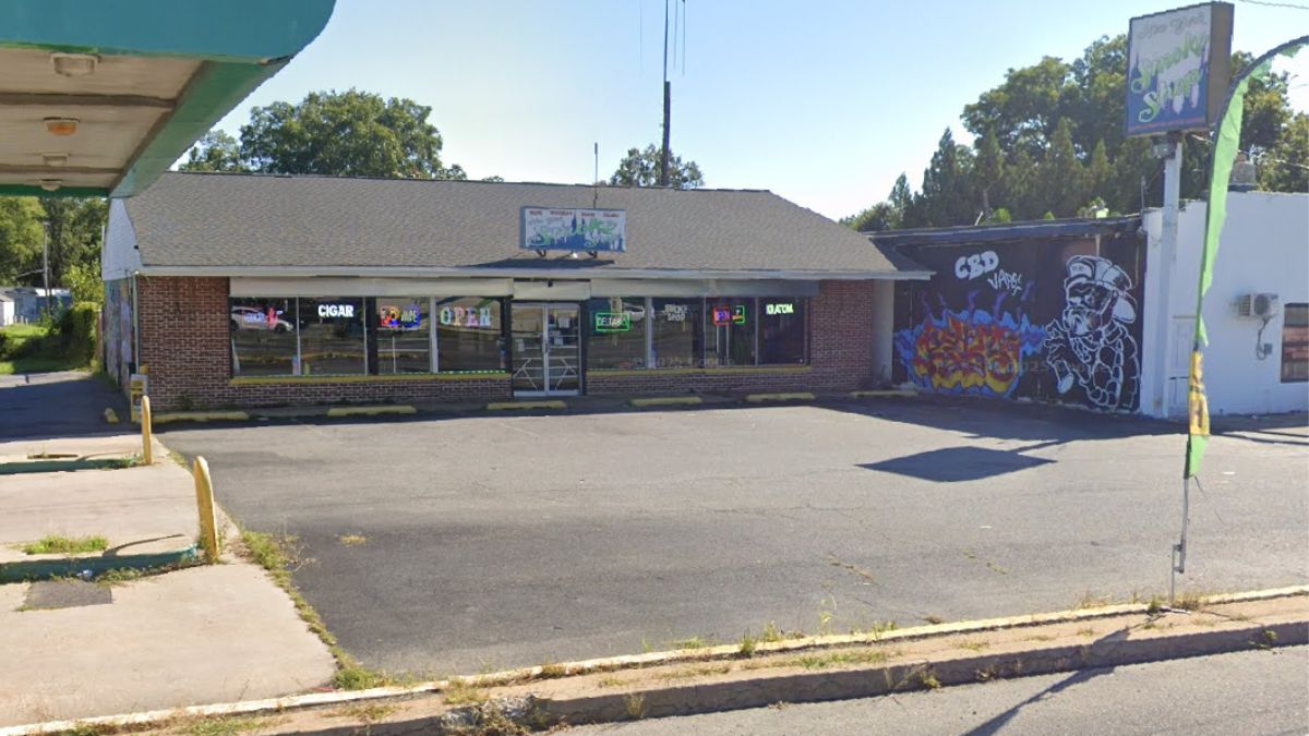 Men armed with hatches wanted after allegedly robbing Del. smoke shop