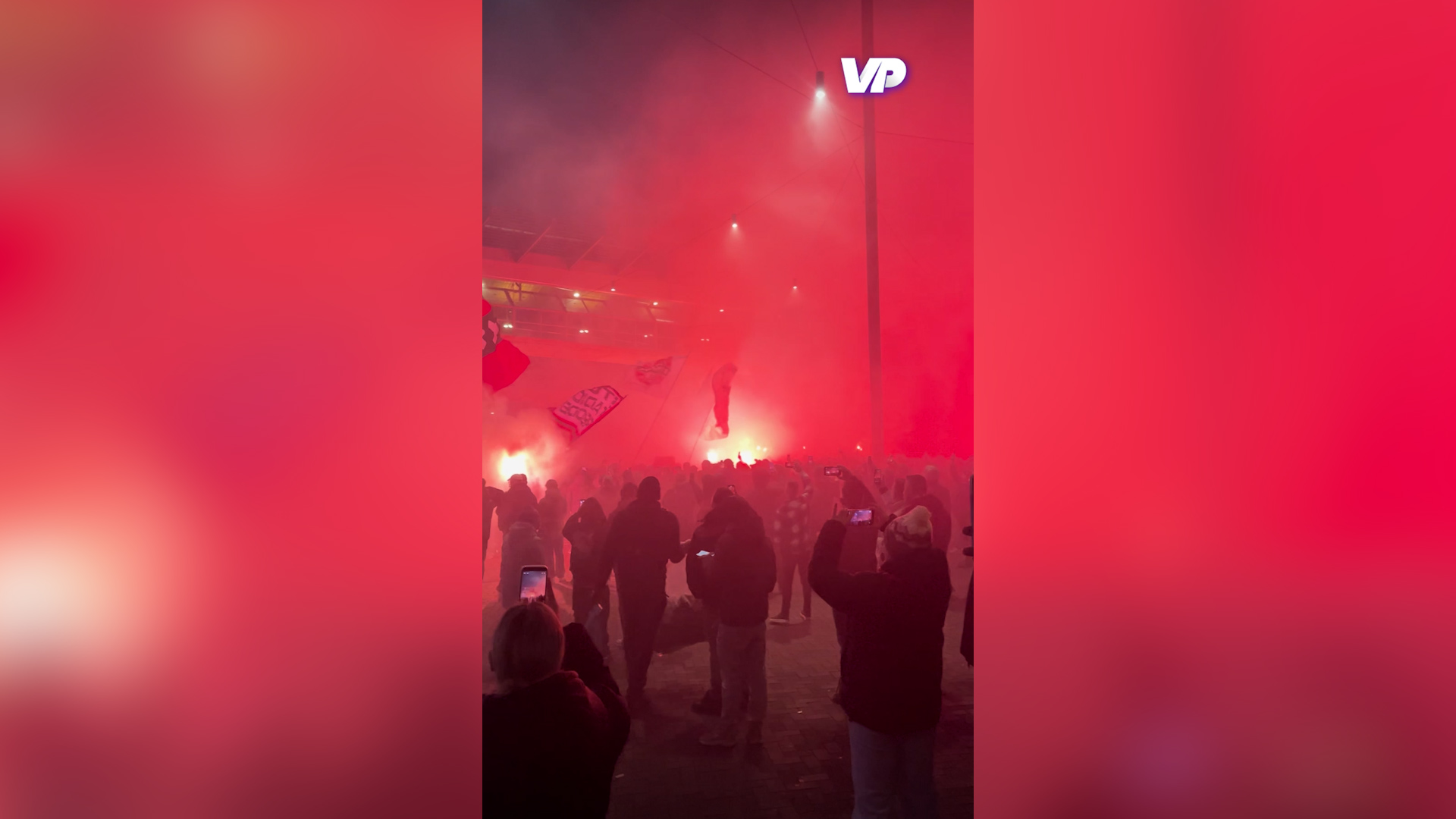 Indrukwekkend: Ajax-fans warmen zich met Entrada op voor Champions ...
