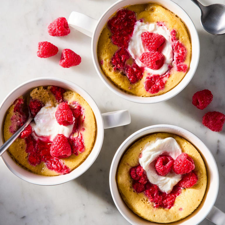 My raspberry mug cake is ready in just 10 minutes—and packs 36 grams of ...
