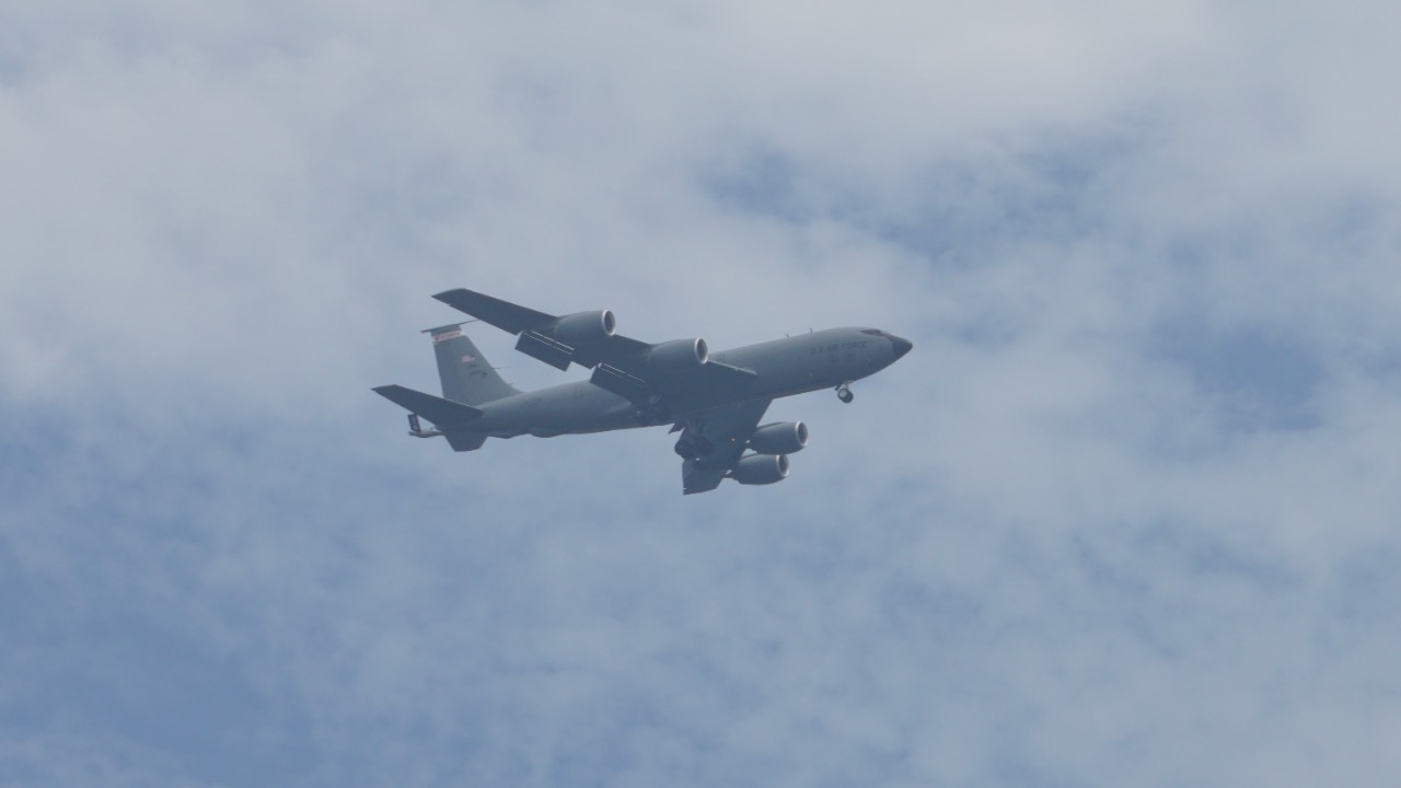 KC-135 pulls off dramatic steep bank go around at RAF Mildenhall