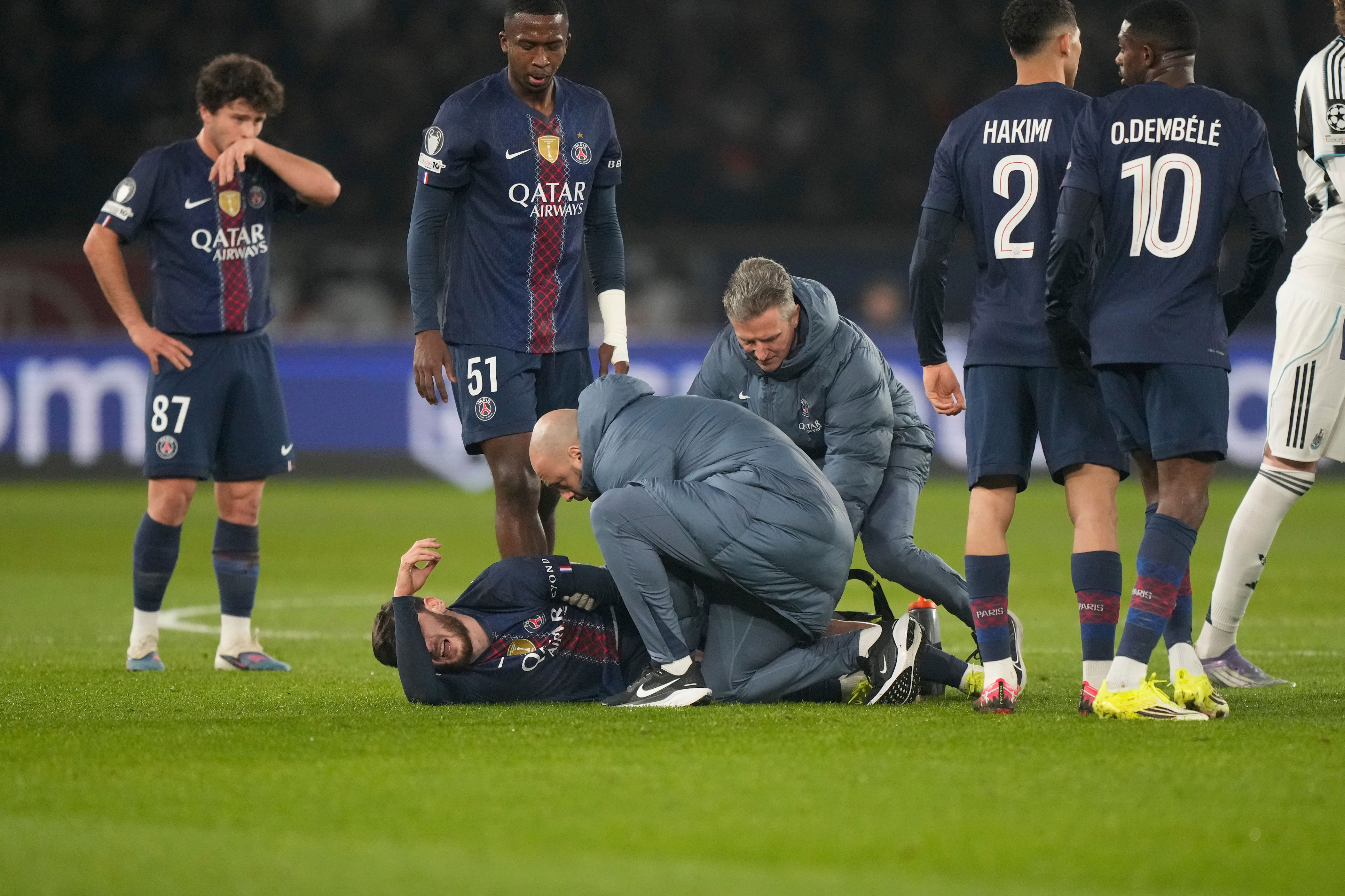PSG's injury woes continue as winger Kvaratskhelia hurts right ankle ...