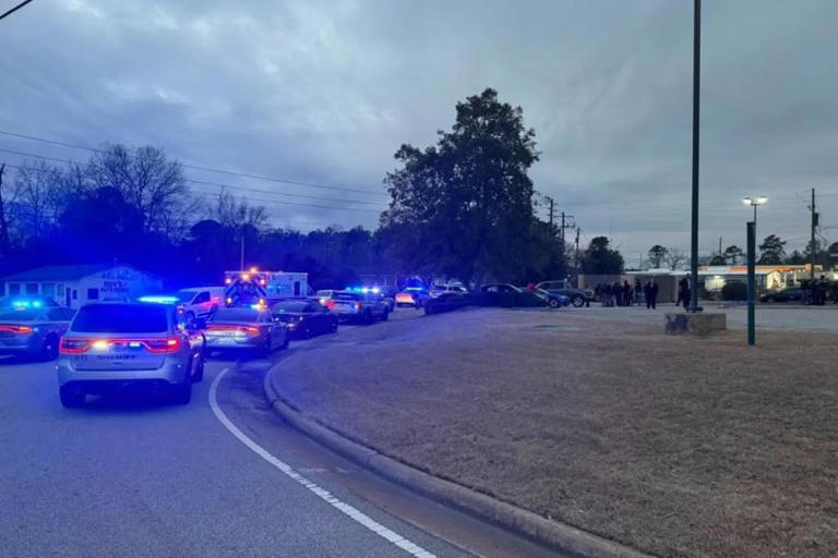 Burger King fight explodes after workers show up late as gun is flashed ...