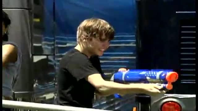 From 2010: Justin Bieber soaks fans with water guns, water balloons in ...