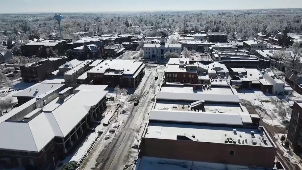 Snow and ice cover neighborhoods and roads in Oxford, Mississippi ...
