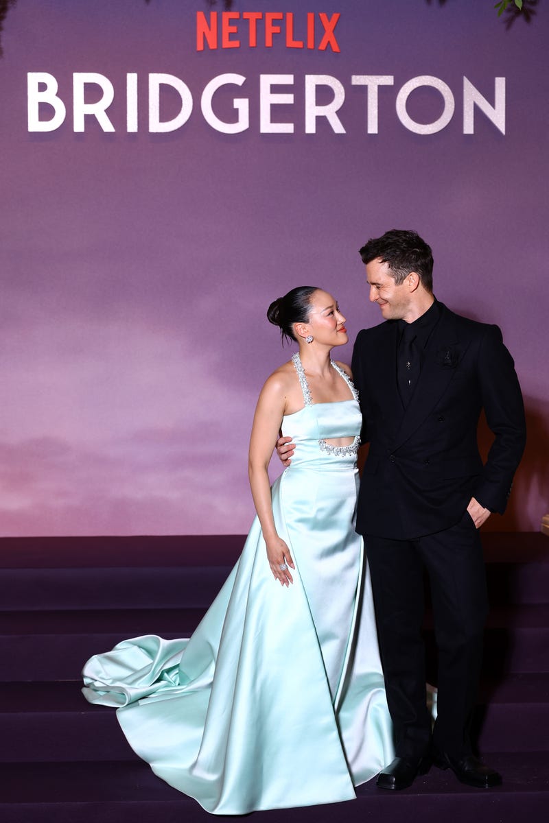 Who is "Bridgerton" star Luke Thompson dating?