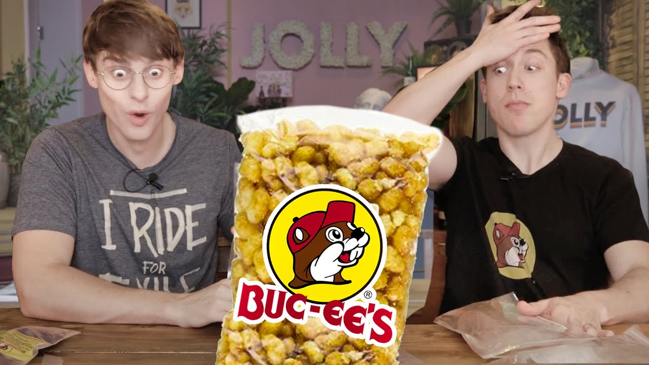 Brits try Texan snacks for the first time! (Beaver nuggets! 😍)