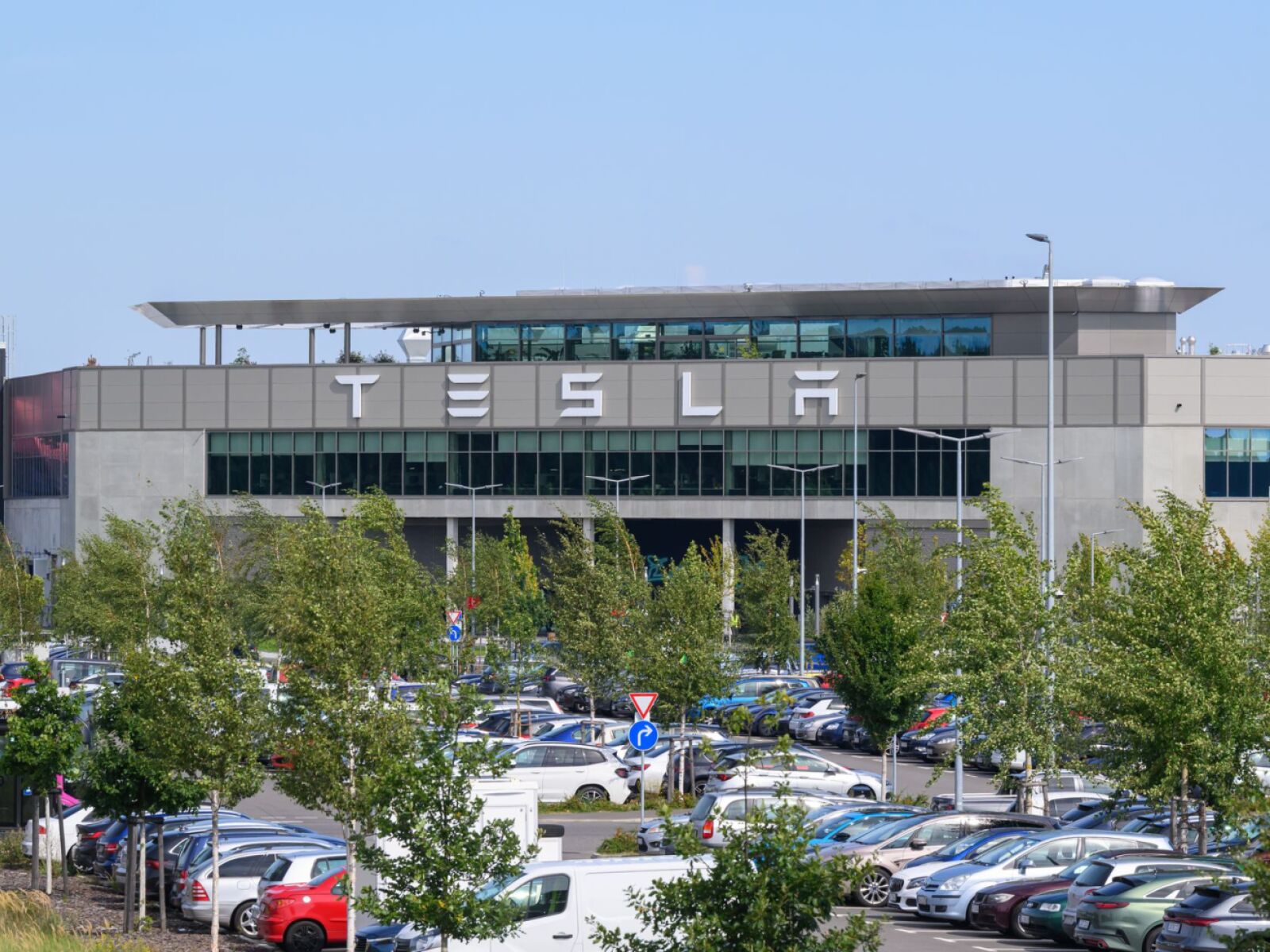 Tesla schließt erstmals ein Jahr mit Umsatzrückgang ab