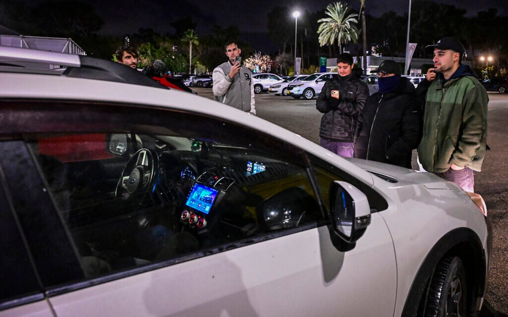 Far-right activists block Aharon Barak from leaving event, call him ...