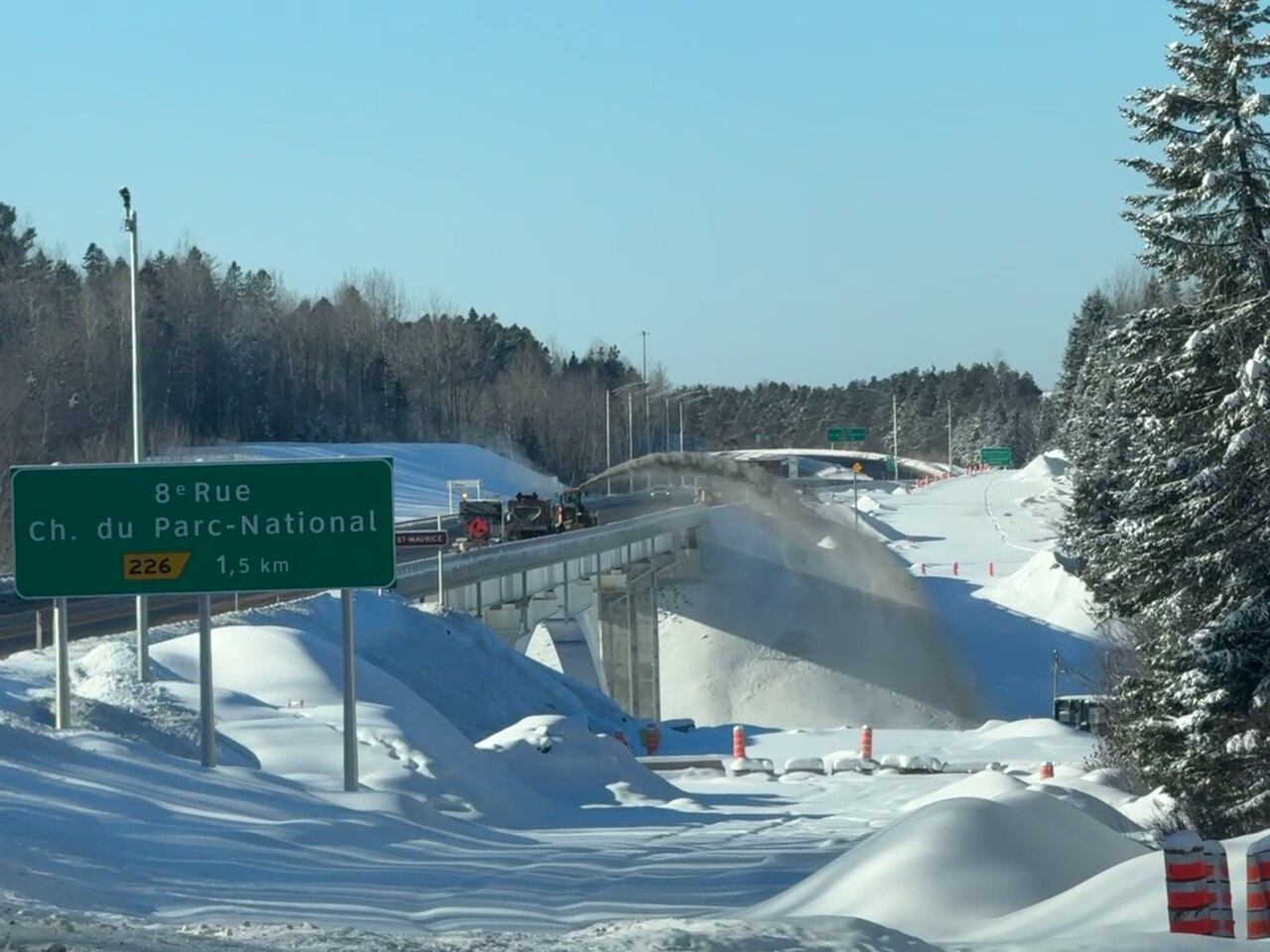 De la neige souillée jetée dans certains cours d’eau en Mauricie