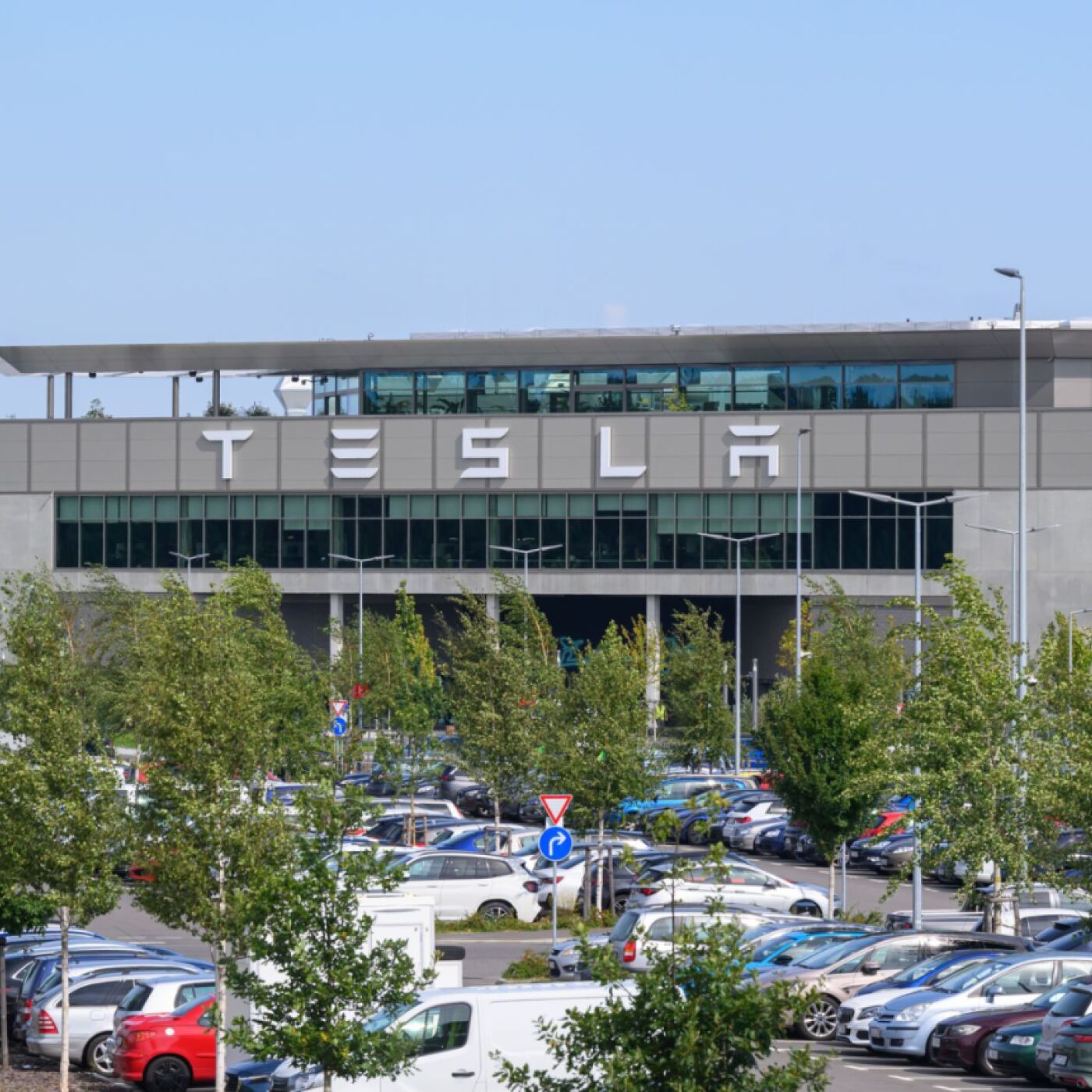 Tesla schließt erstmals ein Jahr mit Umsatzrückgang ab