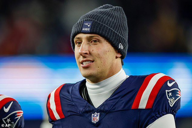 New England Patriots football star Tommy DeVito sells lemonade on the ...