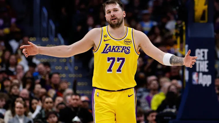 Luka Doncic injury update: Lakers star guard heads to locker room after ...