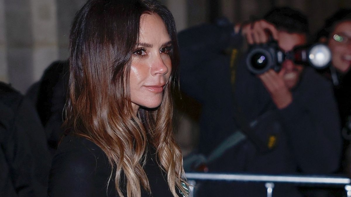 Forget Mini Bags: The 2026 Victoria Beckhams Maxi Trend Hitting Paris