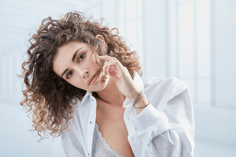 Raíces visibles: una tendencia que celebra el crecimiento natural del ...