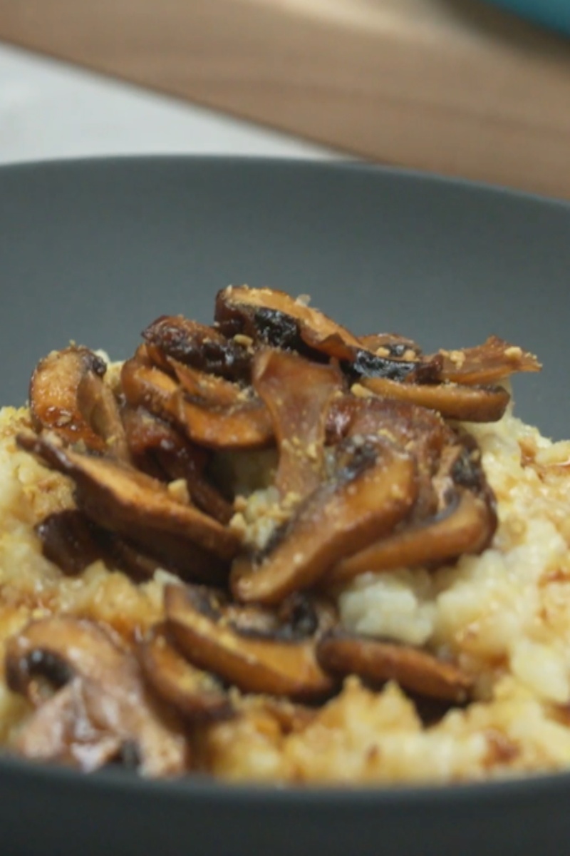 Risotto vegano ai funghi con guarnizione di pancetta affumicata