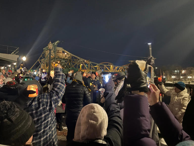 Joliet mourns death of Minneapolis nurse Alex Pretti: Over 100 at ...