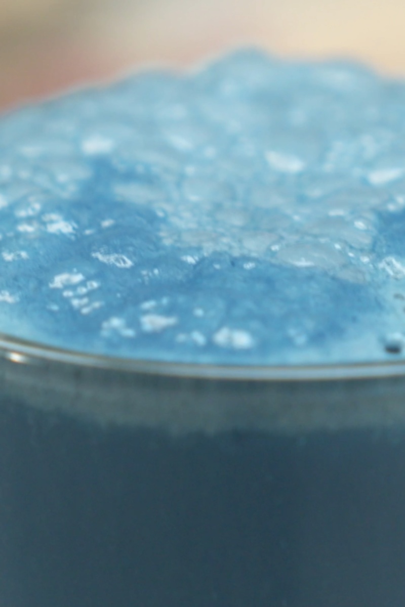 Café con leche azul lavanda con flor de guisante mariposa