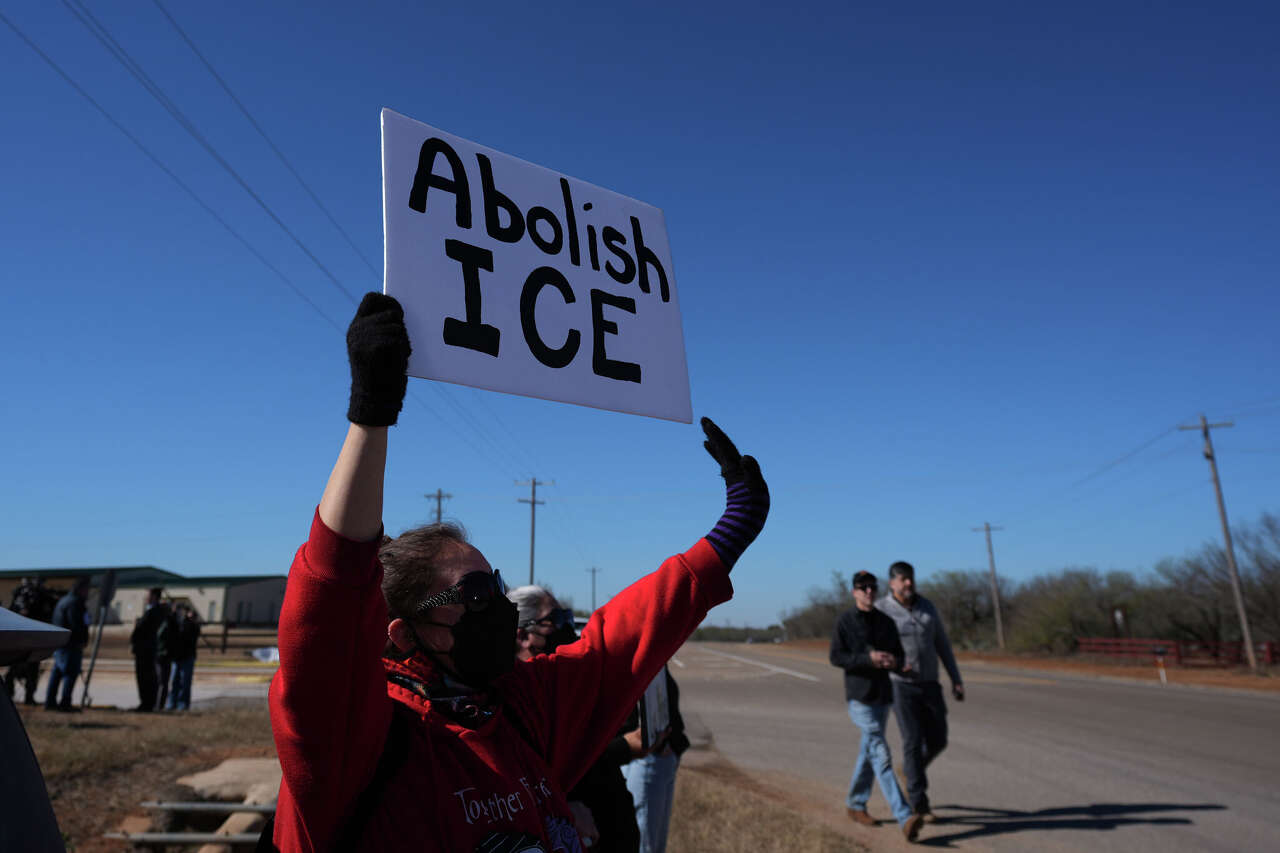 Rep. Castro visits 5-year-old Minnesota boy being held at ICE facility ...