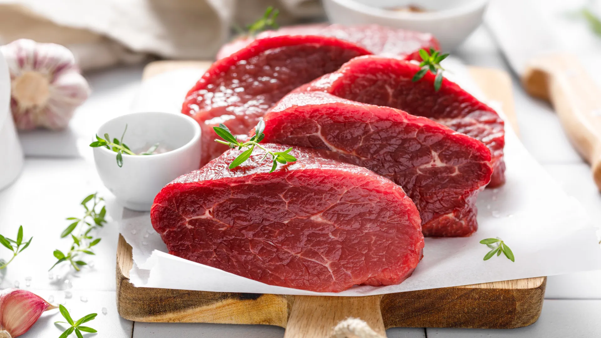 Esta é a única coisa que nunca deve fazer antes de cozinhar carne