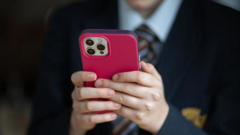 Parents urged not to give under-14s smartphones in one council area