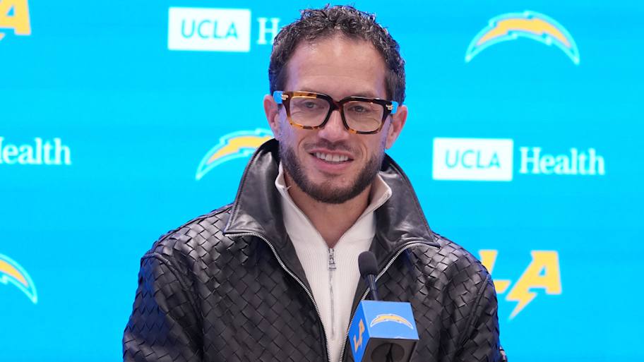 Mike McDaniel brings in key Dolphins lieutenant as Chargers' new O-line ...