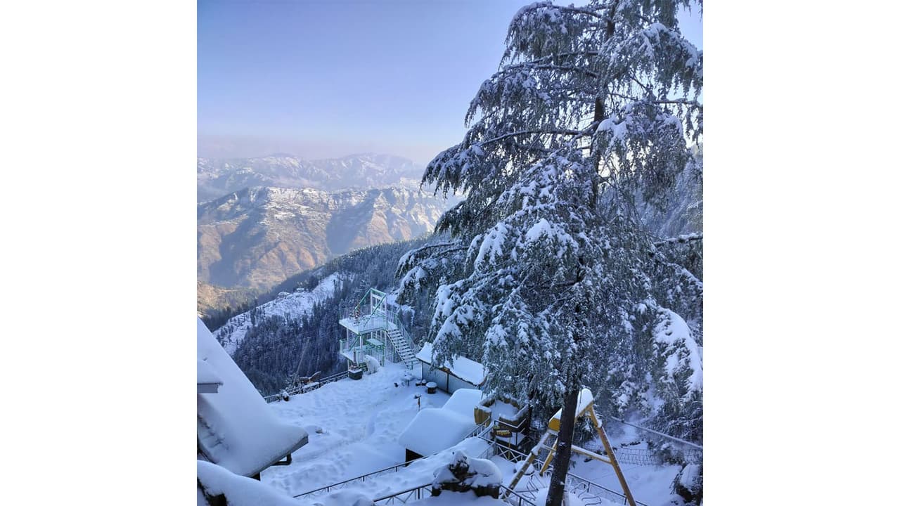 Himachal: Heavy snowfall blocks 885 roads, disrupts power & water