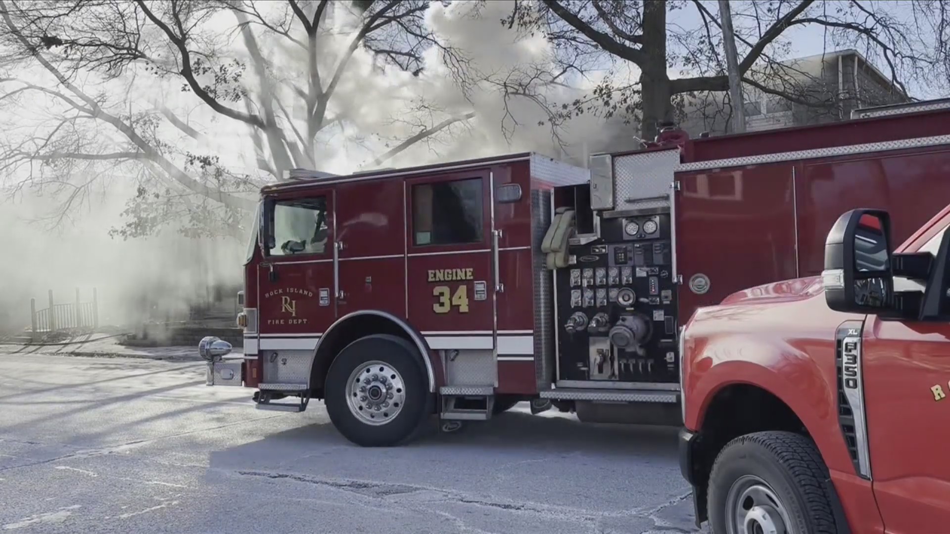 Crews fight apartment building blaze in Rock Island