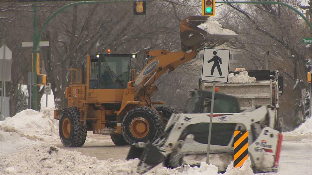 Saskatoon city council passes motion to monitor snow removal contractors