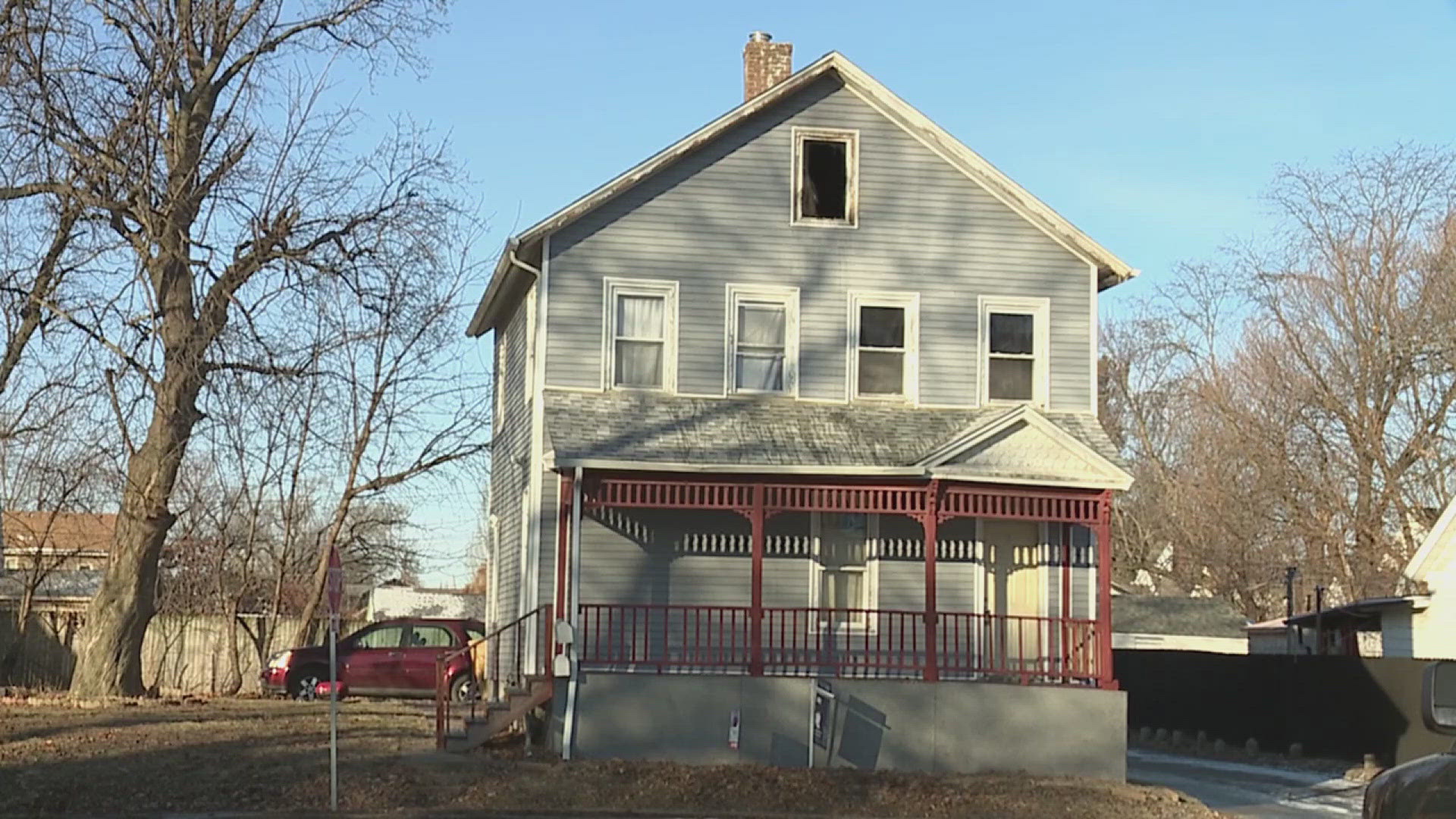 Davenport firefighter injured after floor collapses during apartment fire