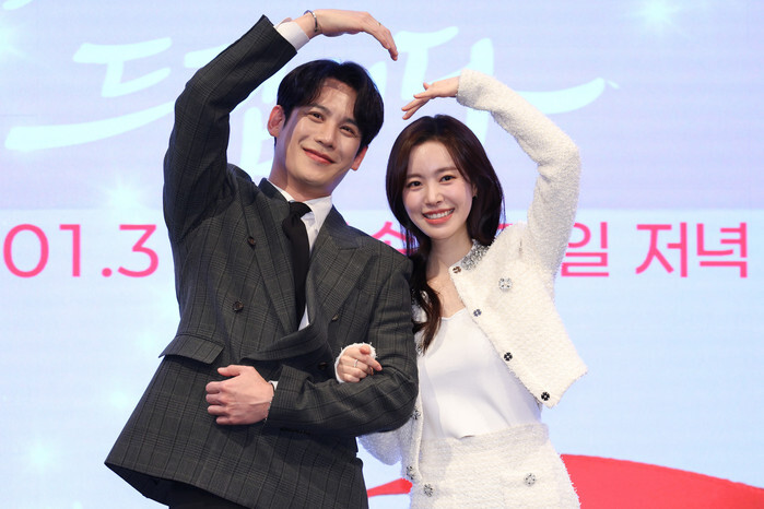 S. Korean actor Park Ki-woong and actress Jin Sae-yeon