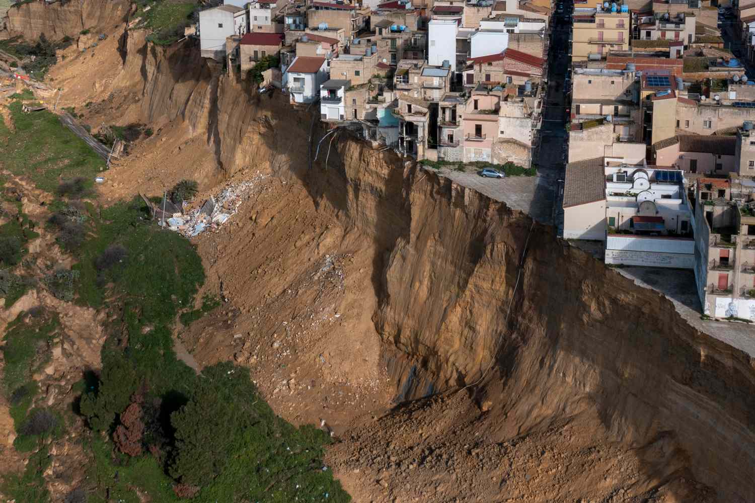 Harrowing footage shows Italian town hanging at edge of cliff after ...
