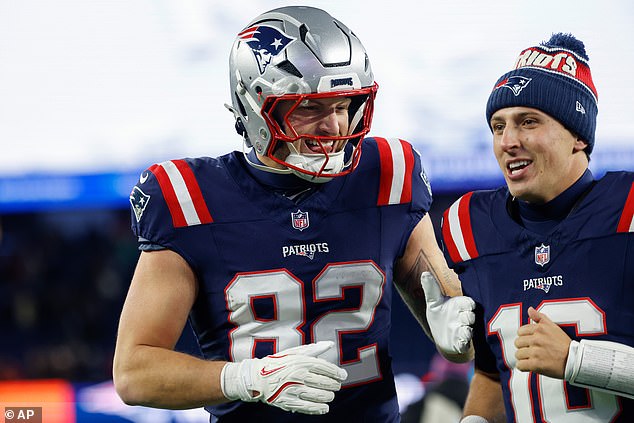 New England Patriots football star Tommy DeVito sells lemonade on the ...