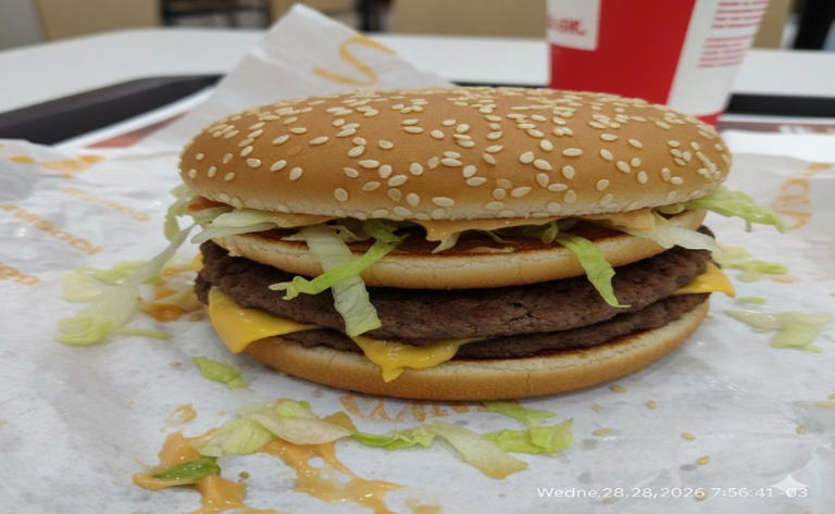Subtle signs you're eating at a subpar fast-food restaurant that shock ...