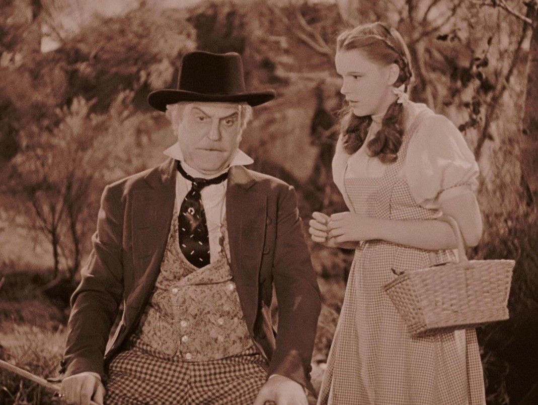 34+ dark behind-the-scenes secrets from "The Wizard of Oz"