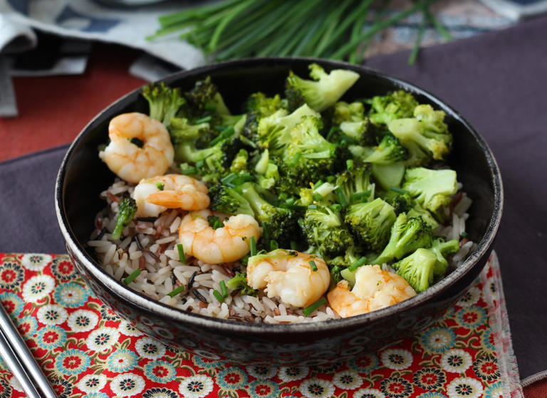 Volkorenrijst met broccoli en garnalen! Gemakkelijk en evenwichtig