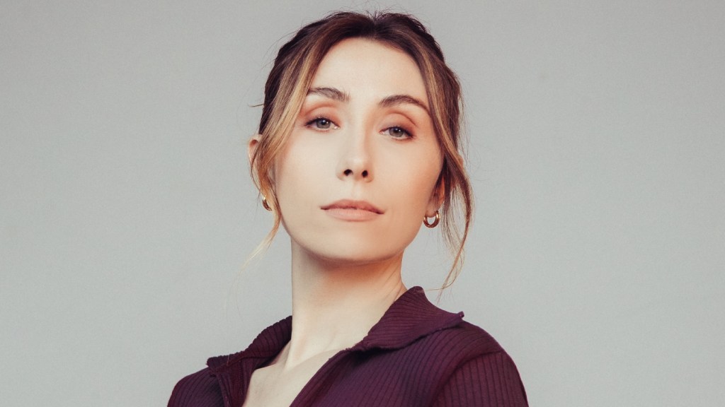 Caitlin Reilly joins Rachel Bloom & Rory Scovel in ABC comedy pilot "Do ...